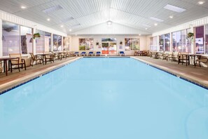 Piscina interior, espreguiçadeiras 