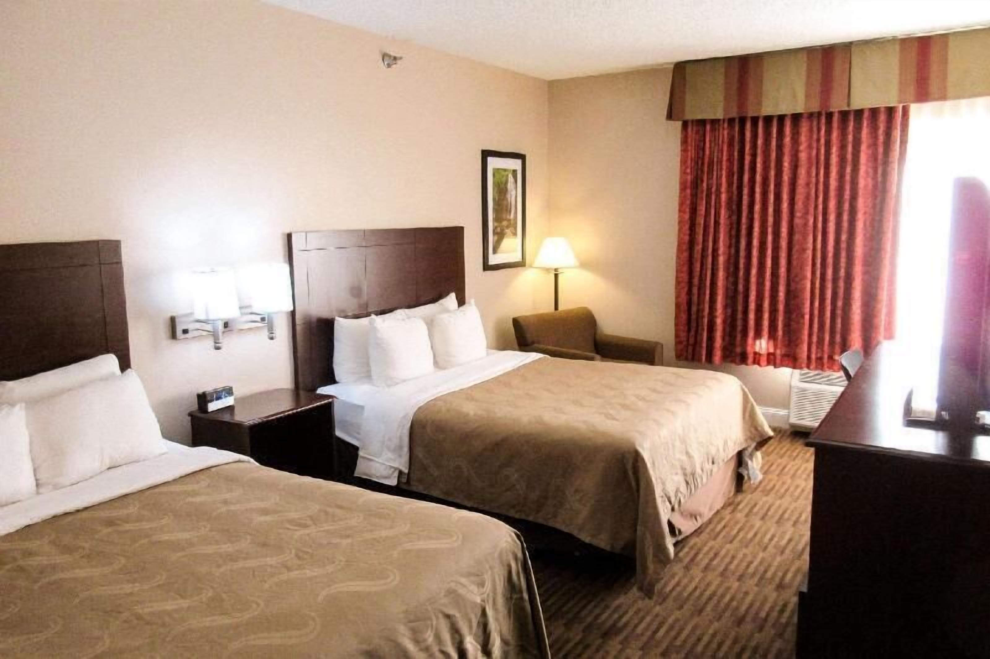 Cofres nos quartos, escrivaninha, ferros/tábuas de passar roupa