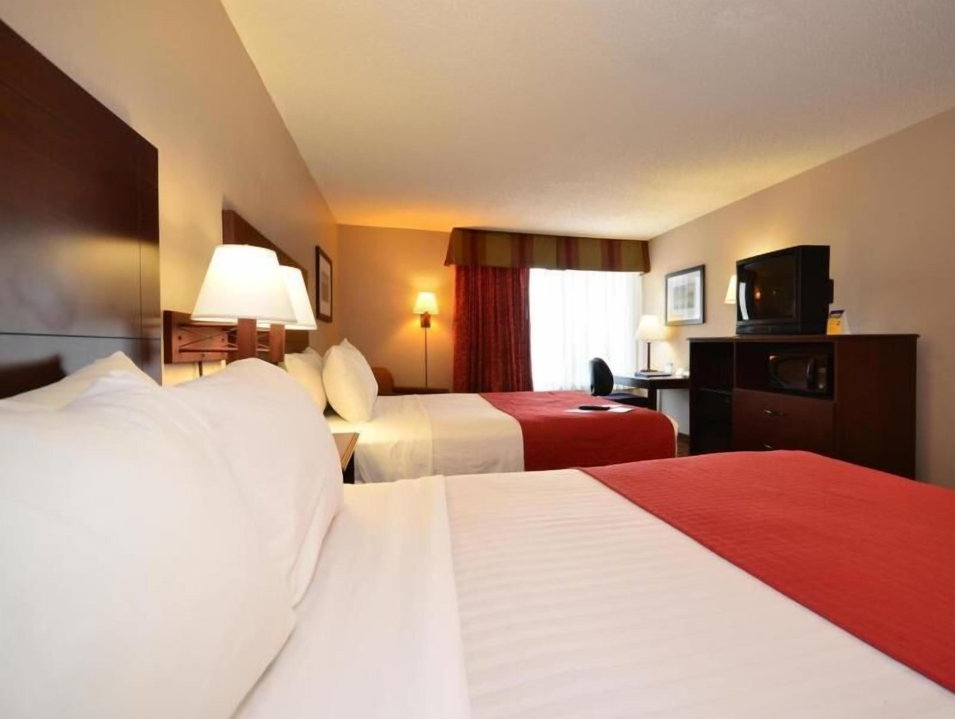 Cofres nos quartos, escrivaninha, ferros/tábuas de passar roupa