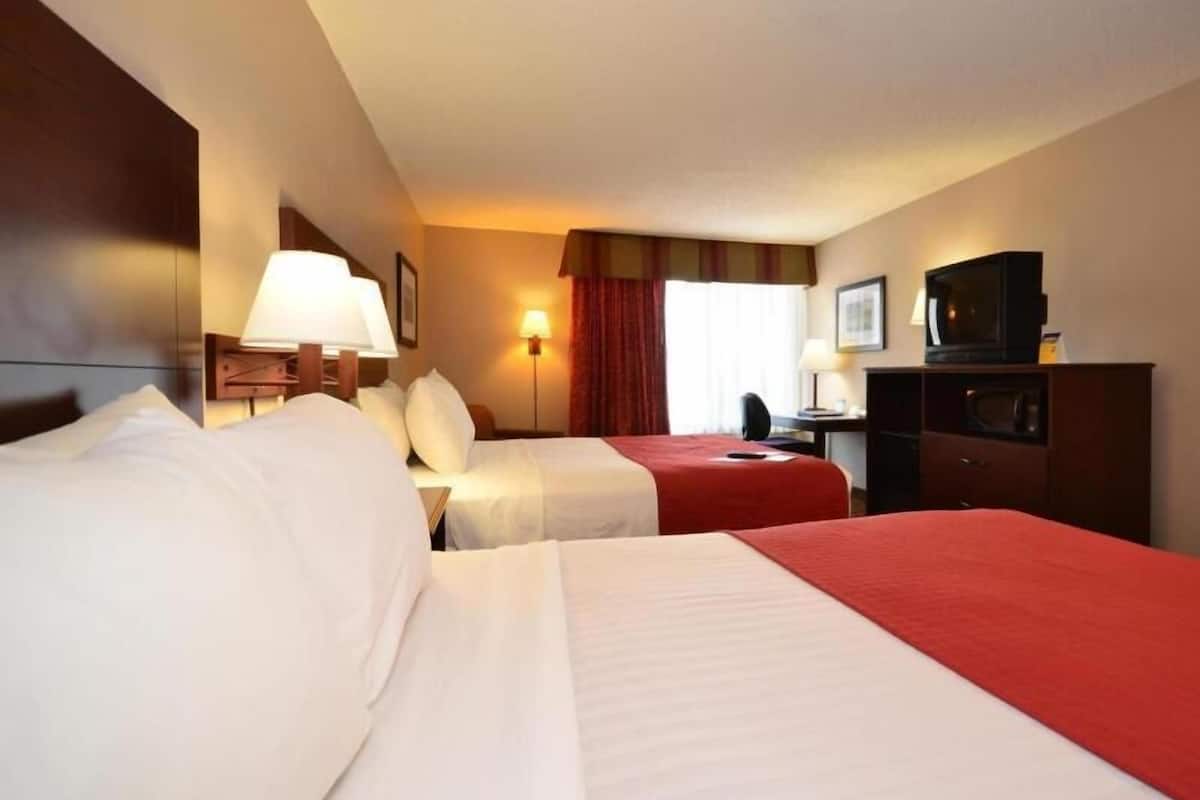 Cofres nos quartos, escrivaninha, ferros/tábuas de passar roupa