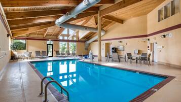 Piscina interna, espreguiçadeiras