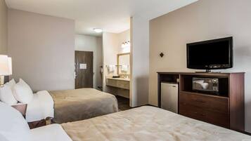 Quarto standard, 2 camas Queen, para não fumantes (Pet-Friendly) | Cofres nos quartos, escrivaninha, ferros/tábuas de passar roupa