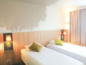 Quarto Standard, 2 camas individuais | 1 quarto, secretária, cortinas/cortinados opacos