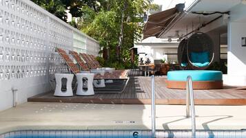 Piscina exterior, da(s) 10:00 à(s) 19:00, espreguiçadeiras