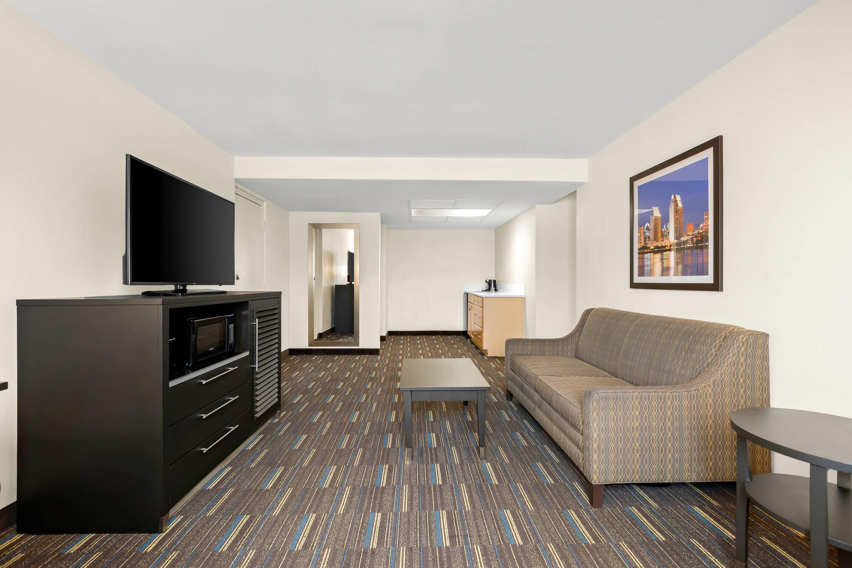 Quarto, 1 cama King, acessível, para não fumantes (Accessible Tub) | Escrivaninha, espaço de trabalho para notebook, cortinas blackout