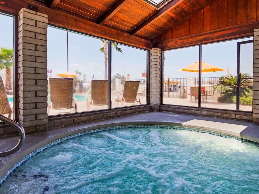 Piscina exterior sazonal, da(s) 9:00 à(s) 22:00, guarda-sóis