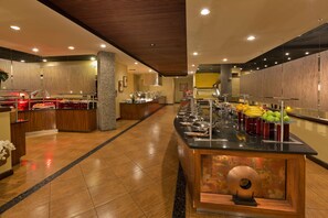 Pequeno-almoço tipo buffet diário mediante uma taxa 