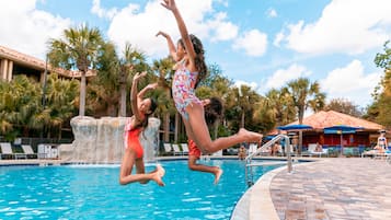2 piscinas externas, funciona das 6h às 22h, barracas, guarda-sóis