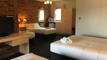 Quarto família (1 Queen and 3 Single Beds) | Escrivaninha, cortinas blackout, ferros/tábuas de passar roupa