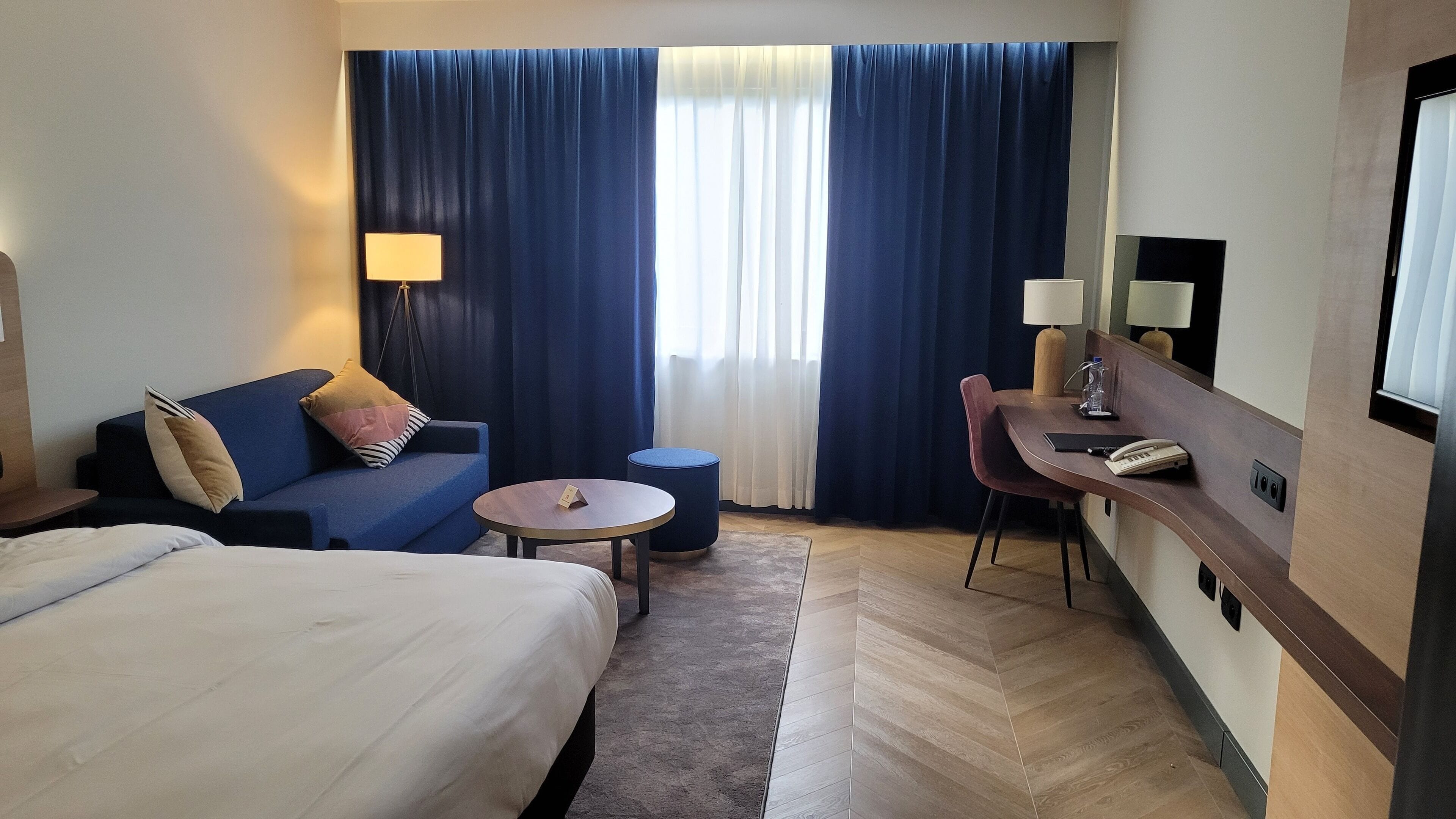 Roupas de cama premium, cofres nos quartos, escrivaninha