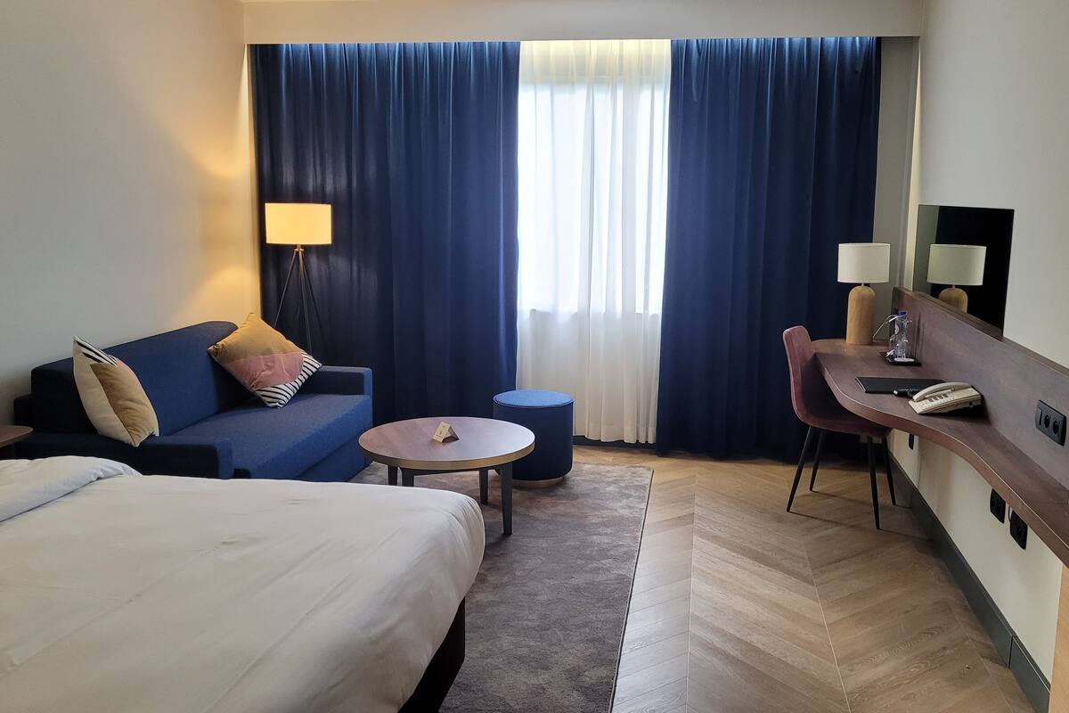 Roupas de cama premium, cofres nos quartos, escrivaninha