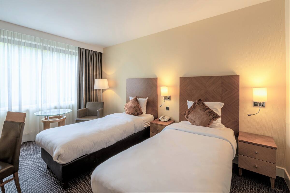 Roupas de cama premium, cofres nos quartos, escrivaninha