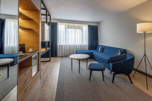 Roupas de cama premium, cofres nos quartos, escrivaninha