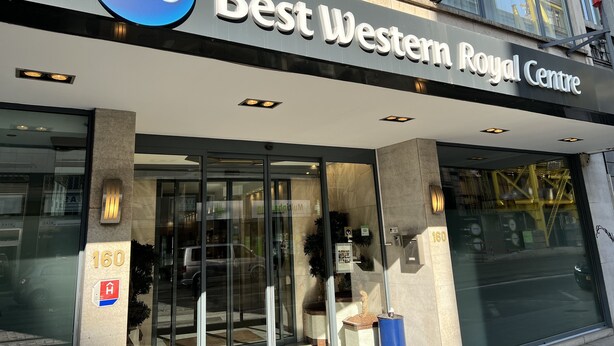 Entrada de um hotel com uma placa indicando "Best Western Royal Centre".