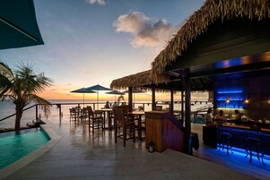 3 bares/lounges, um bar junto à piscina 