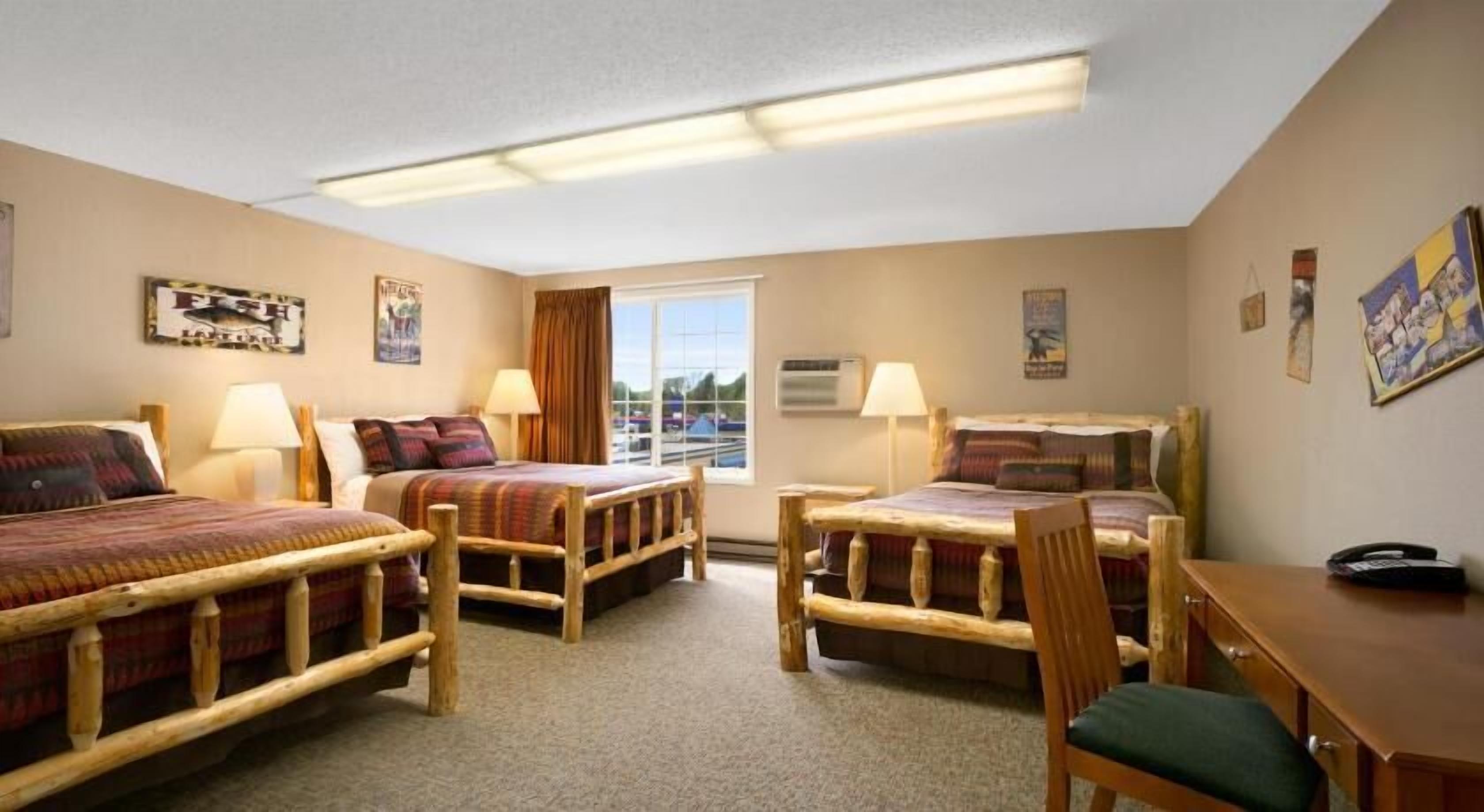 Com mobília individualizada, secretária 