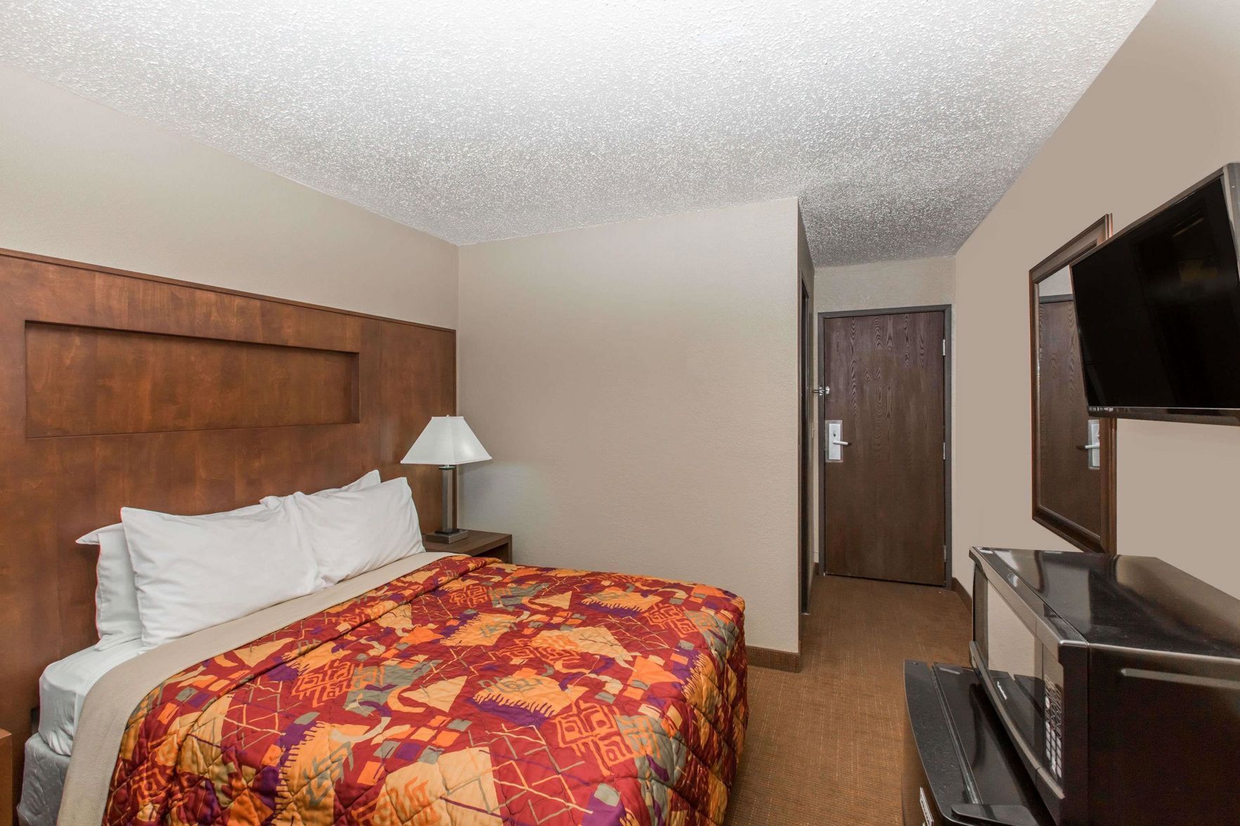 Com mobília individualizada, secretária 