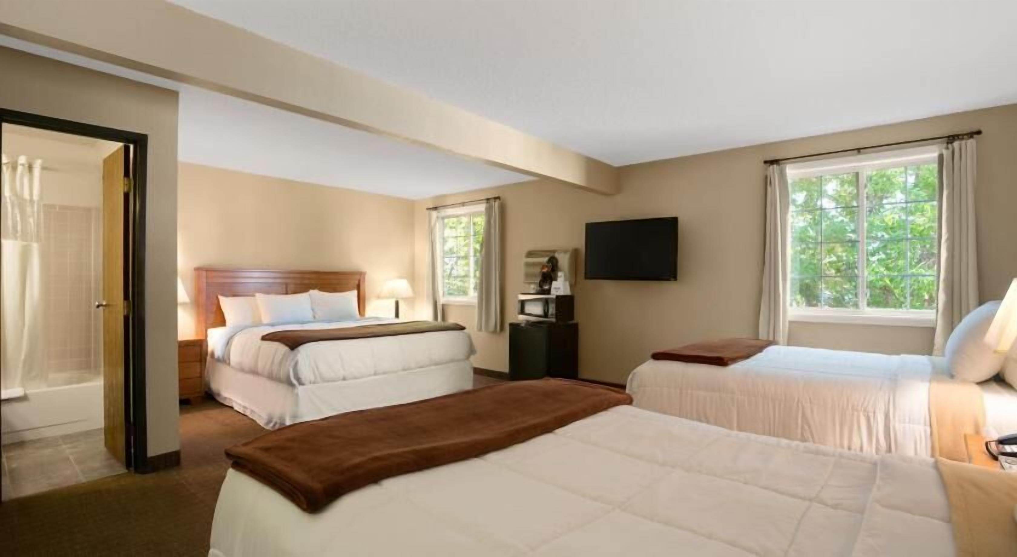 Com mobília individualizada, secretária 