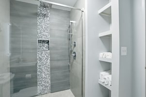 Quarto | Banheiro | Chuveiro, chuveiro com efeito de chuva, produtos de toalete grátis 