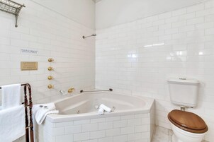 Suite Tradicional, 1 cama queen-size, banheira de hidromassagem (Adults Only) | Casa de banho | Artigos de higiene pessoal grátis, um secador de cabelo 