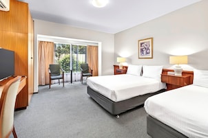 Quarto duplo, várias camas | Roupas de cama premium, ferros/tábuas de passar roupa, Wi-Fi de cortesia