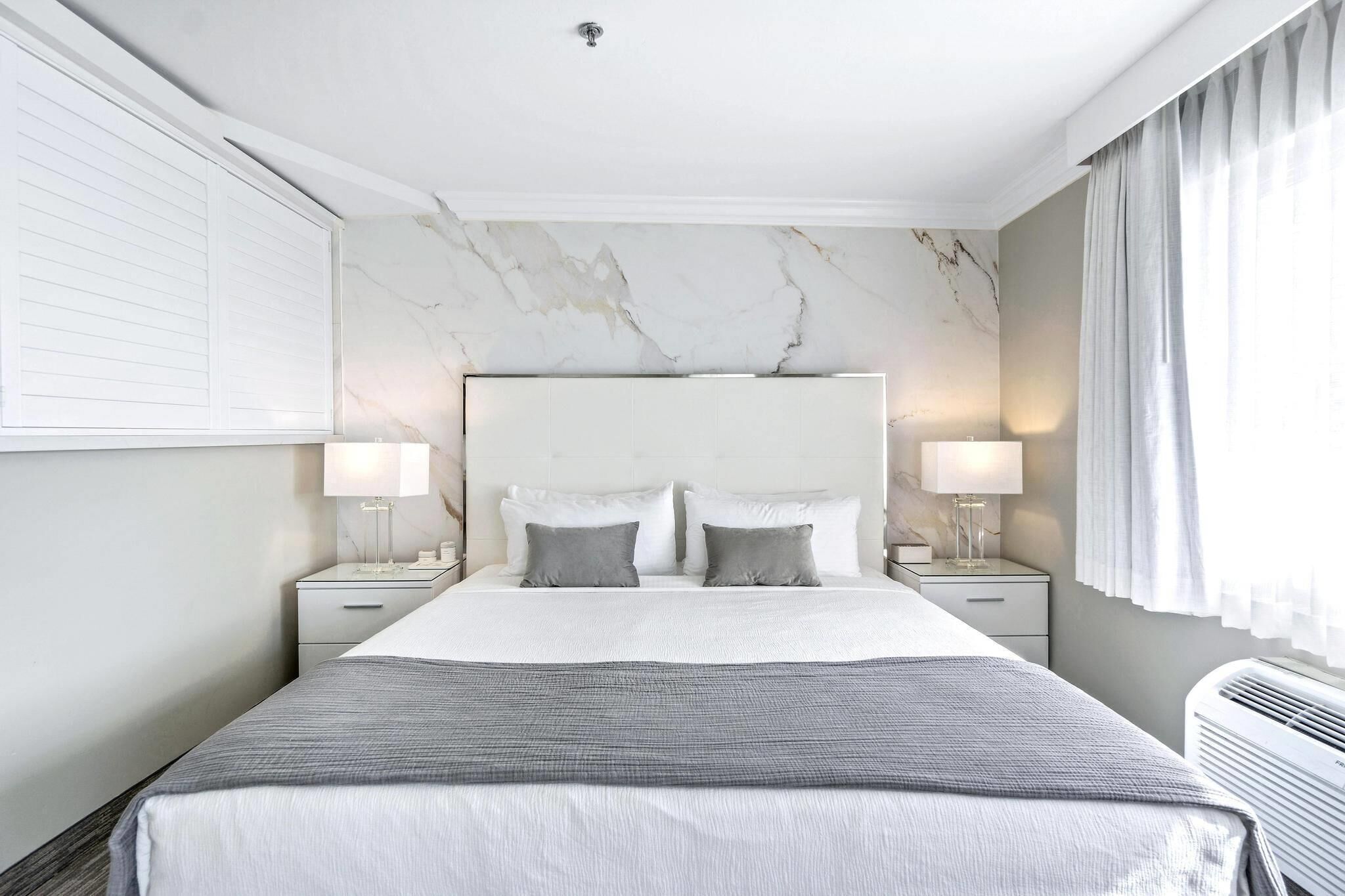 Roupas de cama premium, cofres nos quartos, escrivaninha