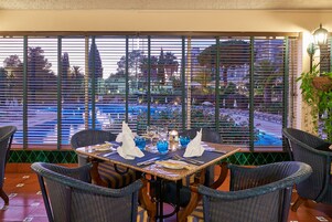 5 restaurantes: servem almoços e jantares