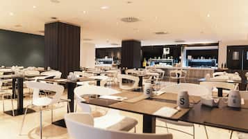 Pequeno-almoço tipo buffet diário (14 EUR por pessoa)