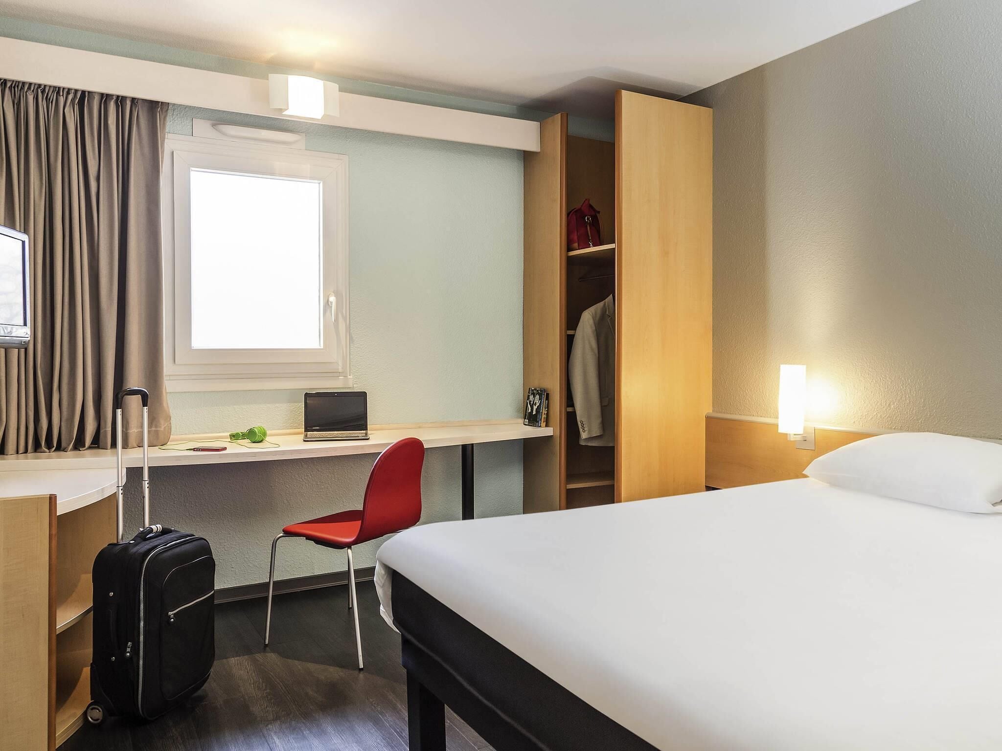 Quarto Standard, 1 cama de casal | Secretária, secretária adequada para computadores portáteis 