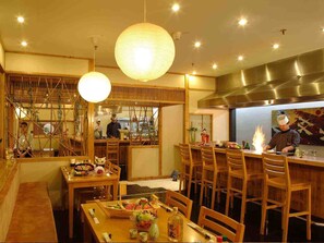 3 restaurantes: opção de café da manhã, almoço e jantar