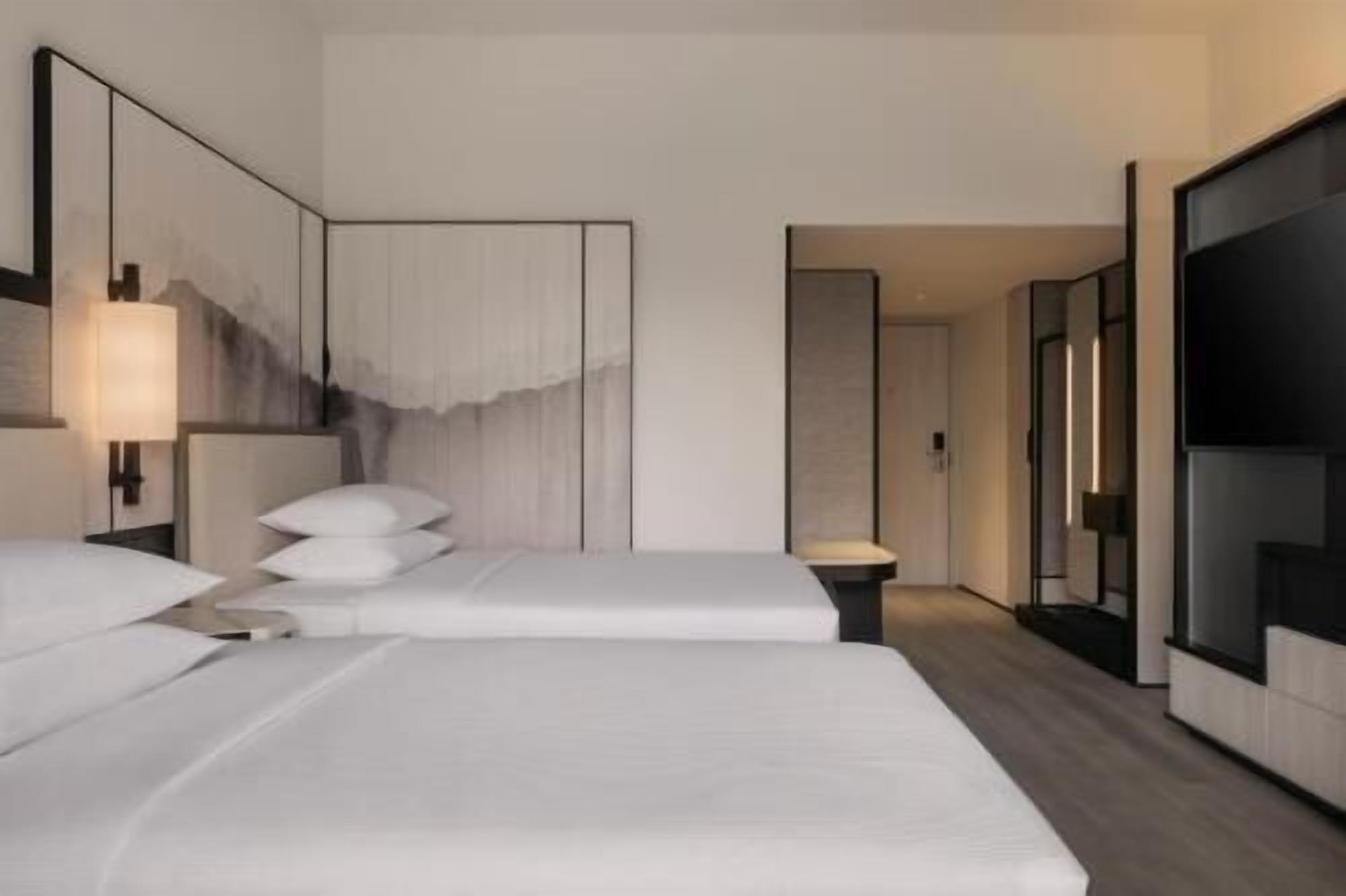 Frigobar, cofres nos quartos, escrivaninha