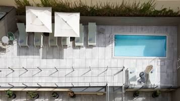 Piscina exterior, espreguiçadeiras
