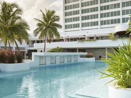 3 bares/lounges, um bar à beira da piscina, um bar junto à piscina