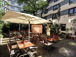 Pequenos-almoços, almoços, jantares servidos, cozinha internacional 