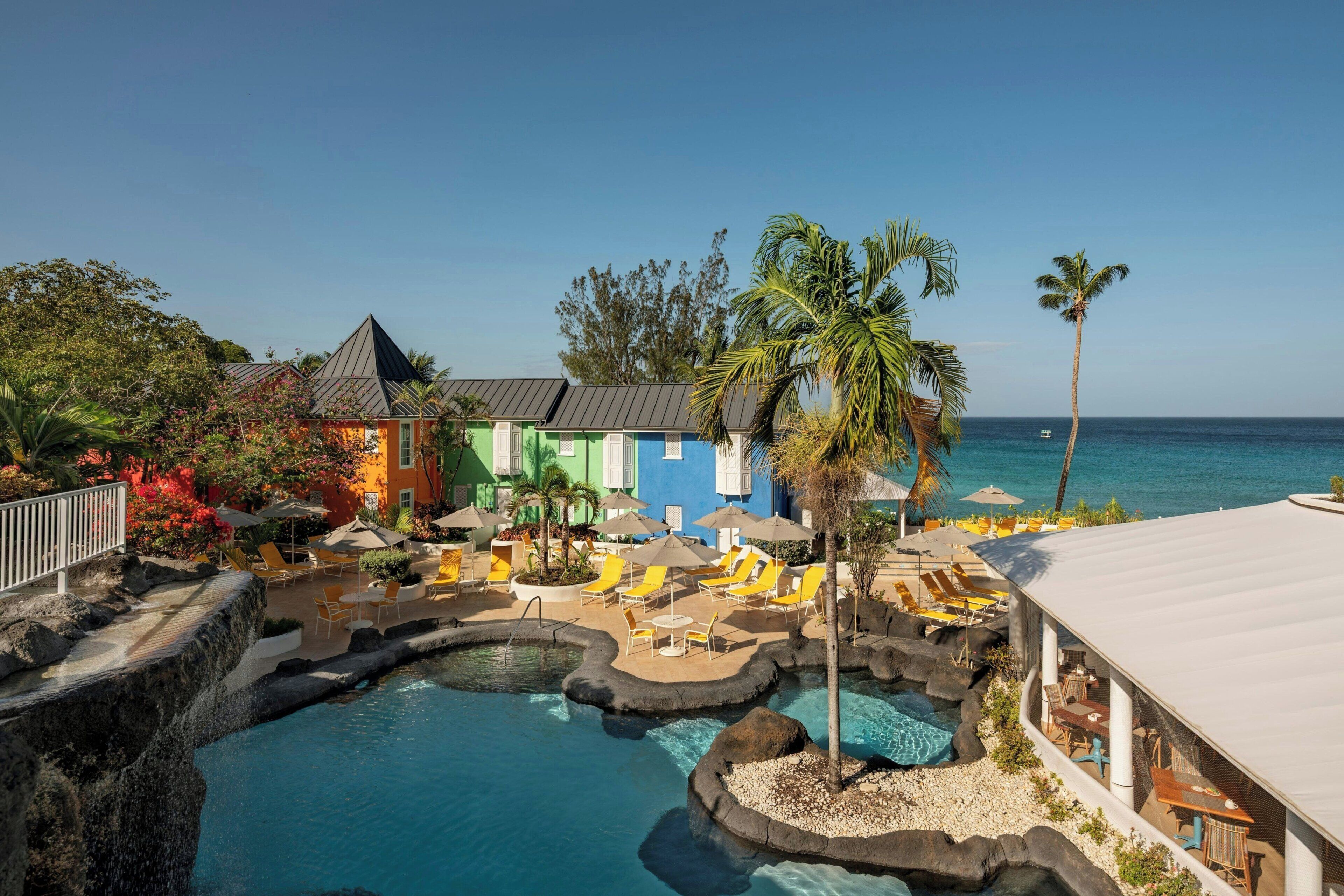 3 piscinas exteriores, guarda-sóis, espreguiçadeiras 
