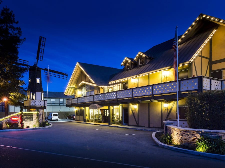 Fachada do alojamento (tarde/noite)