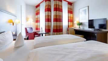 Quarto, 1 cama King (Plus) | Roupas de cama antialérgicas, escrivaninha, cortinas blackout