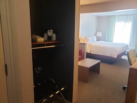 Com decoração personalizada, com mobília individualizada, secretária