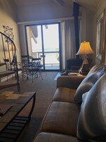 Condo, 1 quarto, vista para o lago | Sala de estar | Lareira