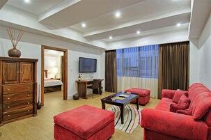 Presidential Suite | Cofres nos quartos, escrivaninha, espaço de trabalho para notebook