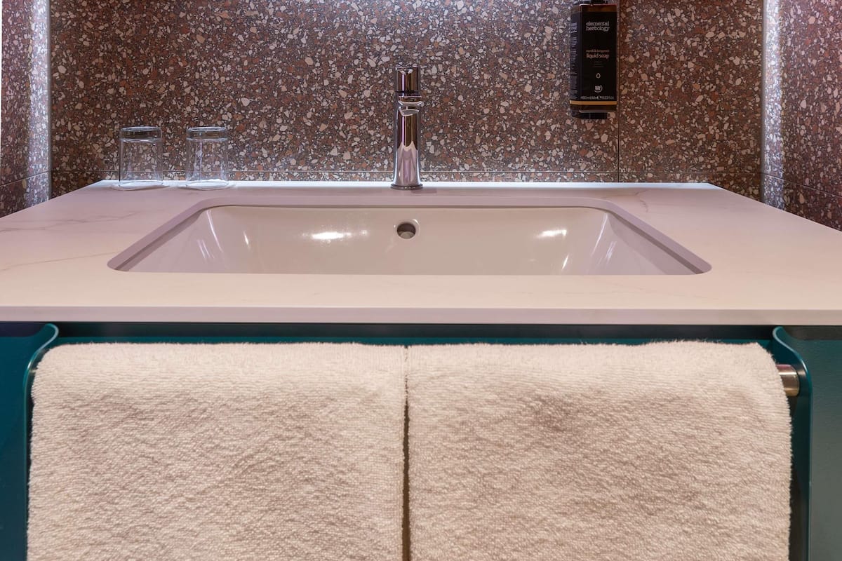 Minibar, cofre no quarto, secretária