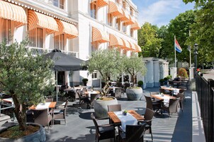 2 restaurantes, é servido café da manhã