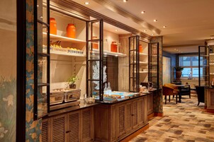 2 restaurantes, é servido café da manhã