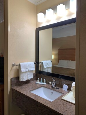 Quarto Standard, 2 camas queen-size, não fumadores | Casa de banho | Uma combinação polibã/banheira, artigos de higiene pessoal grátis 
