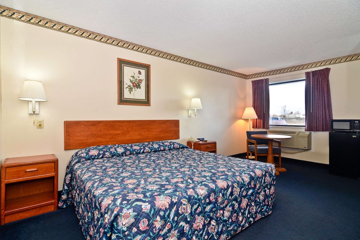Quarto, 1 cama King, para não fumantes | Cofres nos quartos, Wi-Fi de cortesia, roupa de cama, despertadores