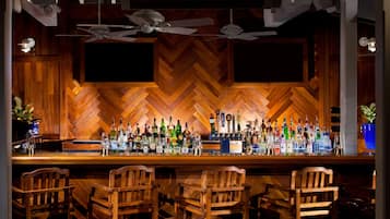 2 bares/lounges, um bar junto à piscina, um bar de praia