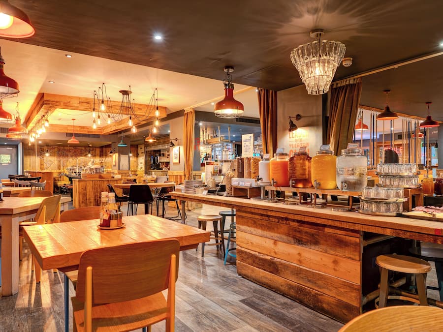 Café da manhã com buffet todos os dias (GBP 12.95 por pessoa)