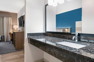 Quarto, 1 cama king-size, não fumadores (In-Room Whirlpool) | Secretária, ferro/tábua de engomar, Wi-fi grátis