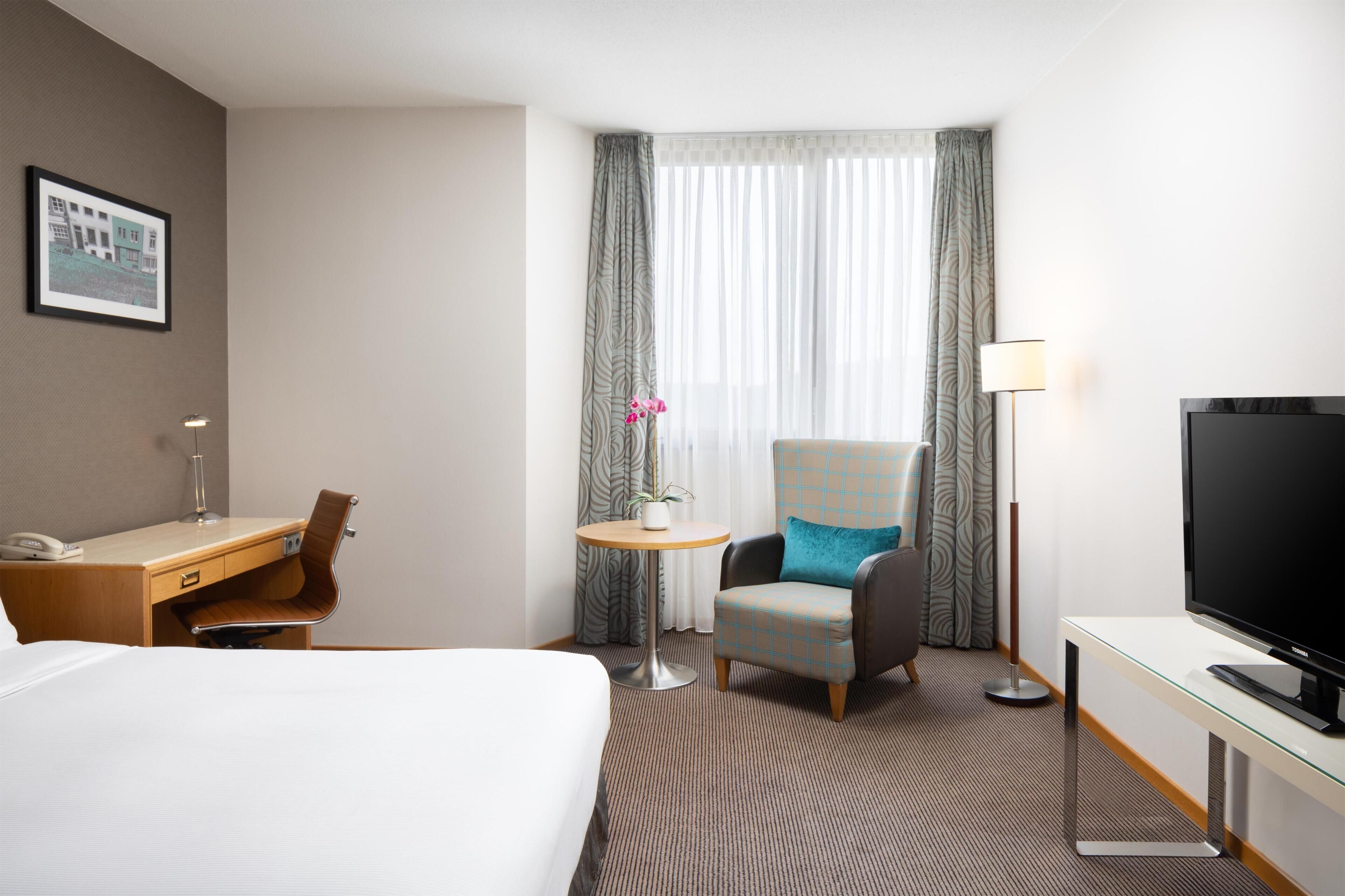 Frigobar, cofres nos quartos, escrivaninha, quartos à prova de som