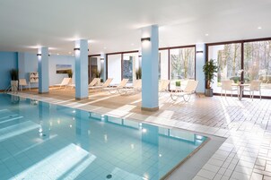 Piscina interna, funciona das 7h às 21h, salva-vidas no local